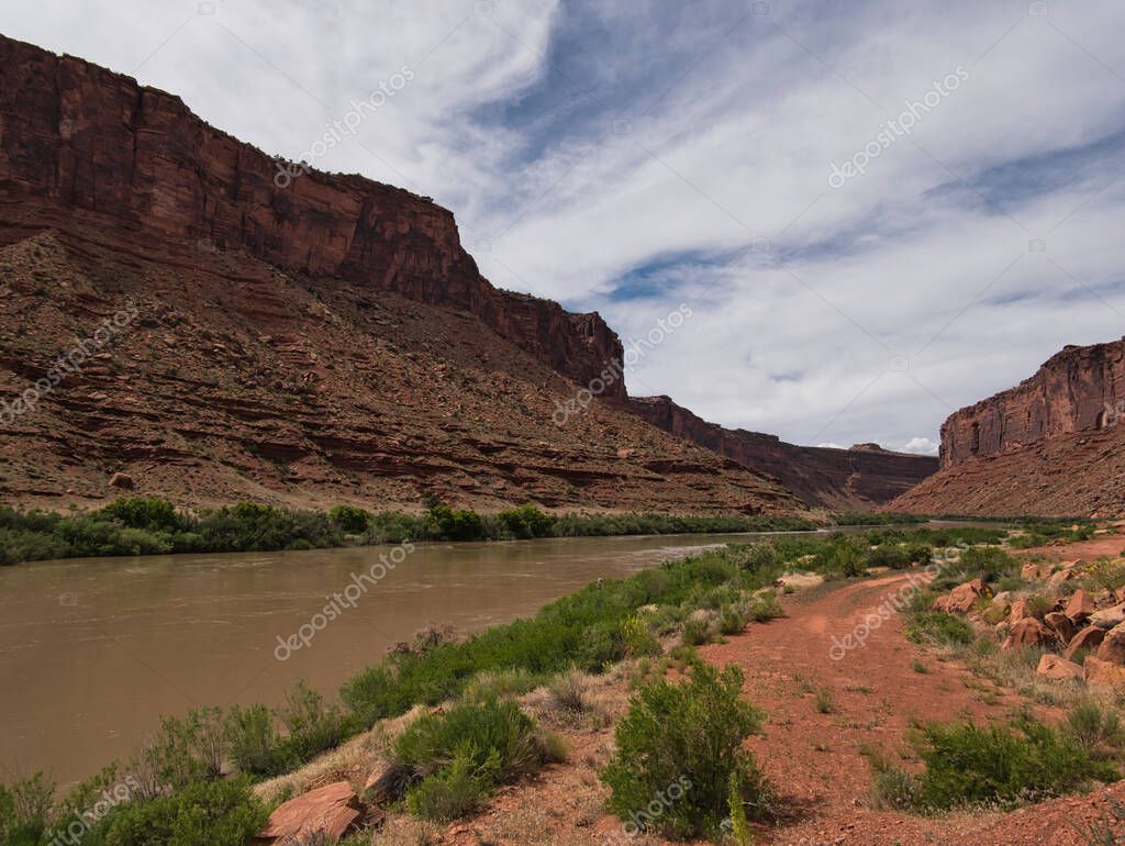 Las rocas desnudas y la exuberante vegetación a orillas del río ...
