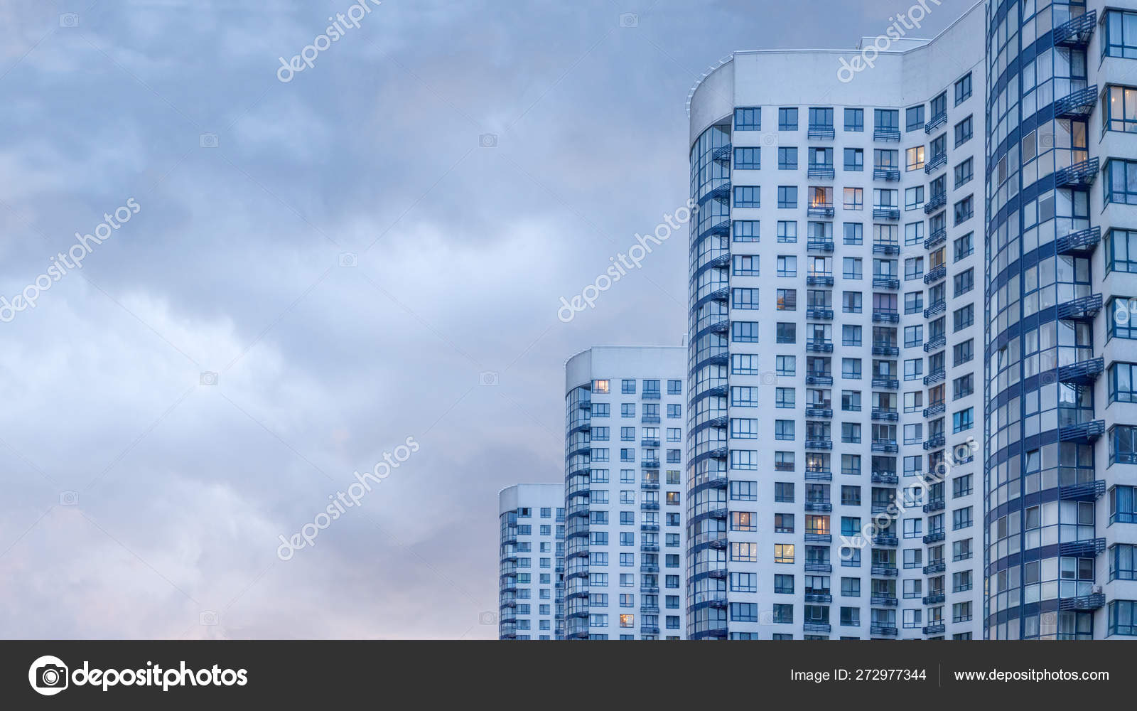 Edifício moderno e luxuoso com varandas. Complexo europeu moderno de ...