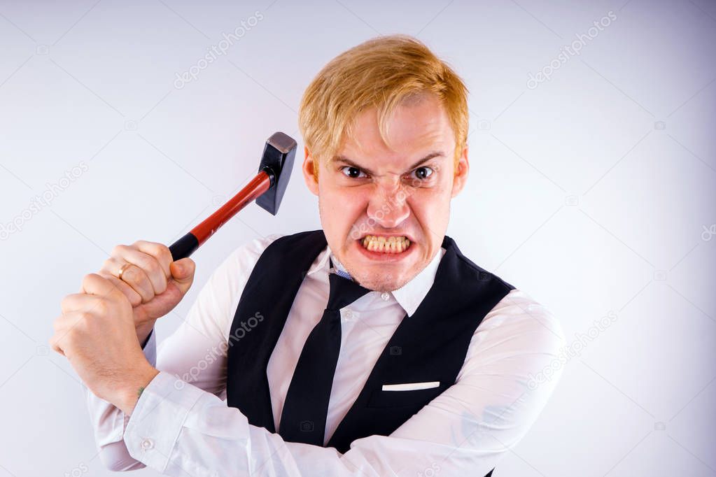 retrato emocional de un loco en primer plano. concepto: la crisis ...