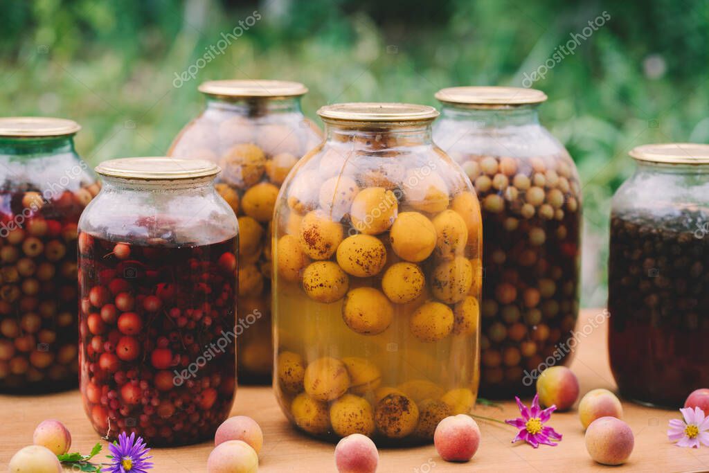 Frascos con kompot en la mesa. Frascos de vidrio sellados con kompot ...