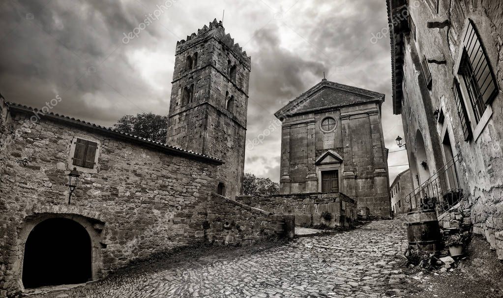 Paisaje urbano de la ciudad de Hum con calle empedrada e iglesia. La ...