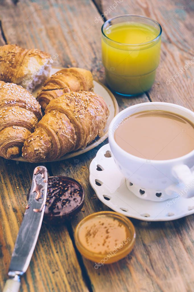 Café negro y croissants con mermelada y zumo de naranja. Fondo típico ...
