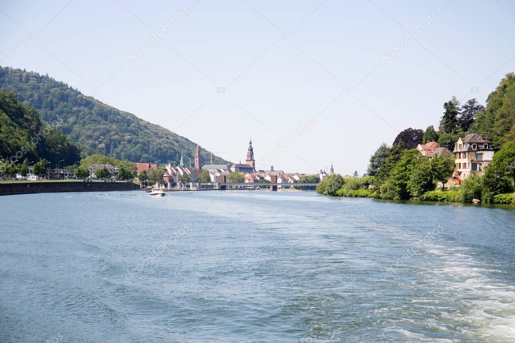 vista del exterior del edificio y colinas en heidelberg Alemania ...