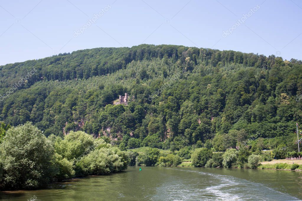 vista sobre el paisaje natural a lo largo del río Neckar fotografiado ...