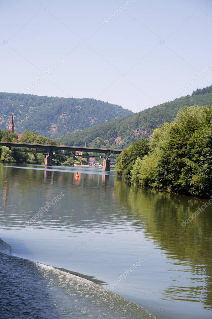 vista parcial en extremo en el puente y las colinas en el cuello ...