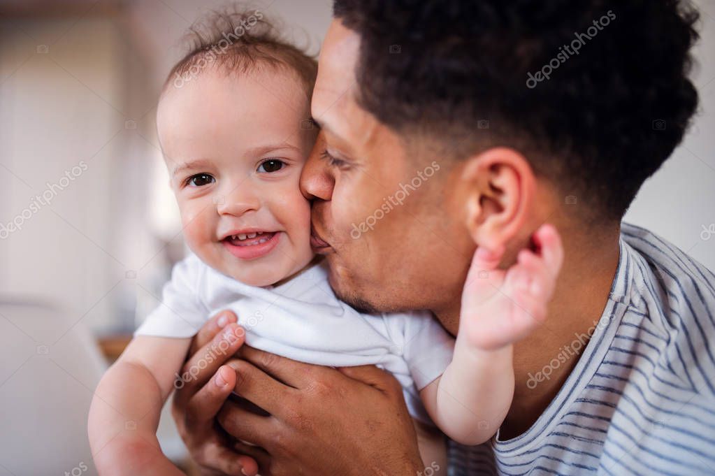 Un Retrato De Padre E Hijo Pequeño En Casa Besándose 2022