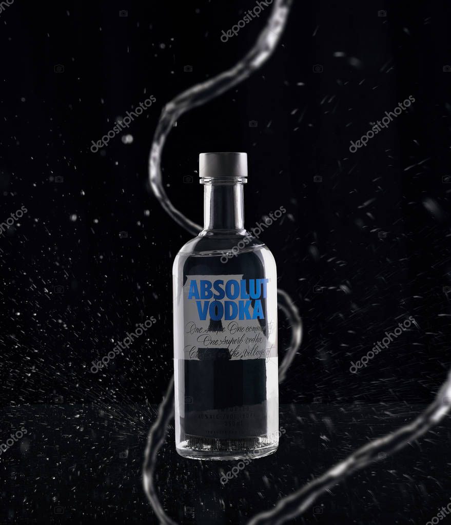 Medellín, Colombia - 5 de septiembre de 2018: Botella de vodka de ...