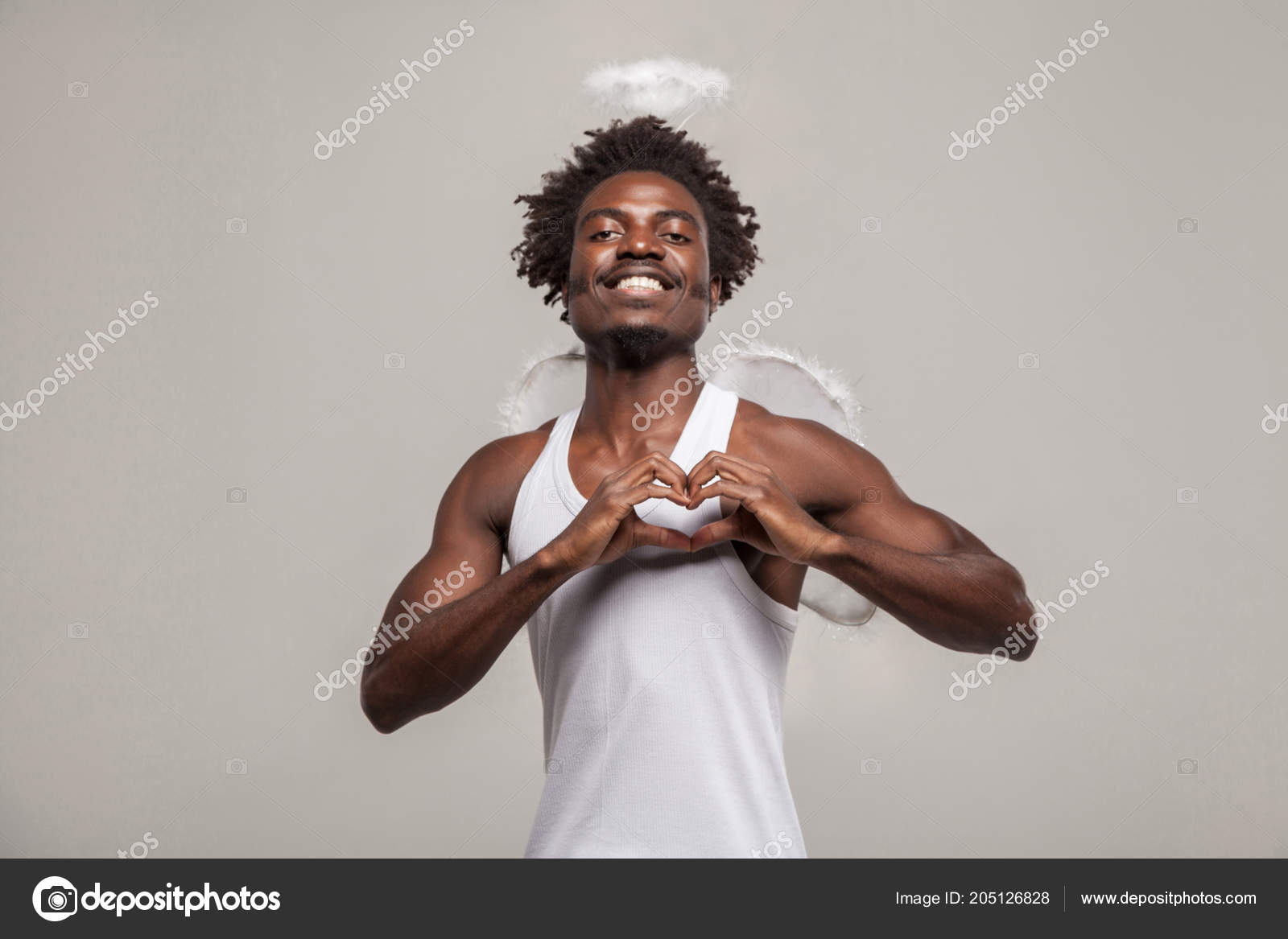 Ange Homme Avec Nimbe Ailes Debout Montrant Forme Cœur Avec — Photo de ...