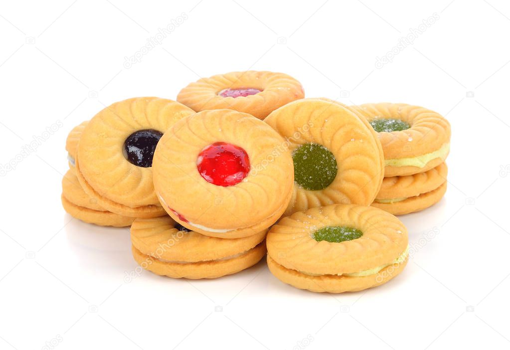galletas con mermelada de frutas aisladas sobre fondo blanco 2023