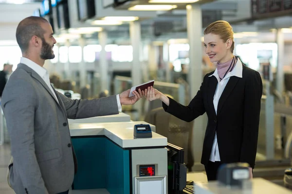 Airline check in assistant Stock Photos, Royalty Free Airline check in ...