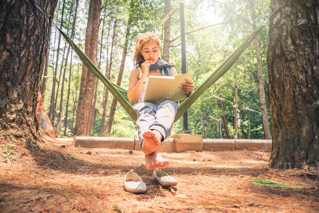 Mujeres sentadas leyendo. En la hamaca. En el ambiente natural del ...