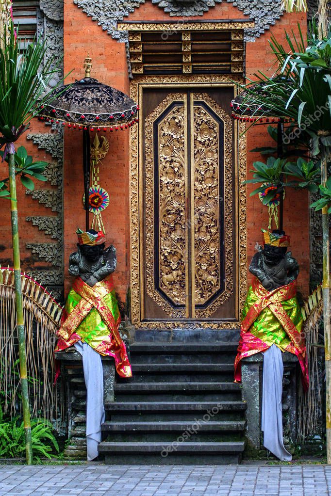 Elementos auténticos decorativos del edificio. Una arquitectura antigua ...