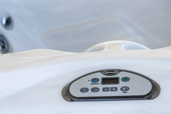 Cierra el logo del jacuzzi. Jacuzzi es el nombre de una marca ...