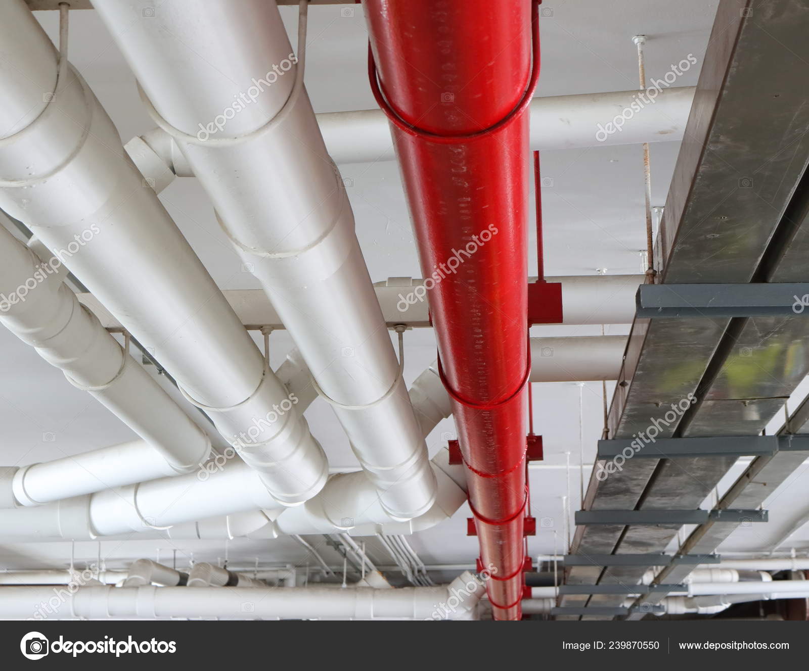 Tuberías Agua Bandejas Cable Ejecutan Bajo Techo Edificio — Foto de ...