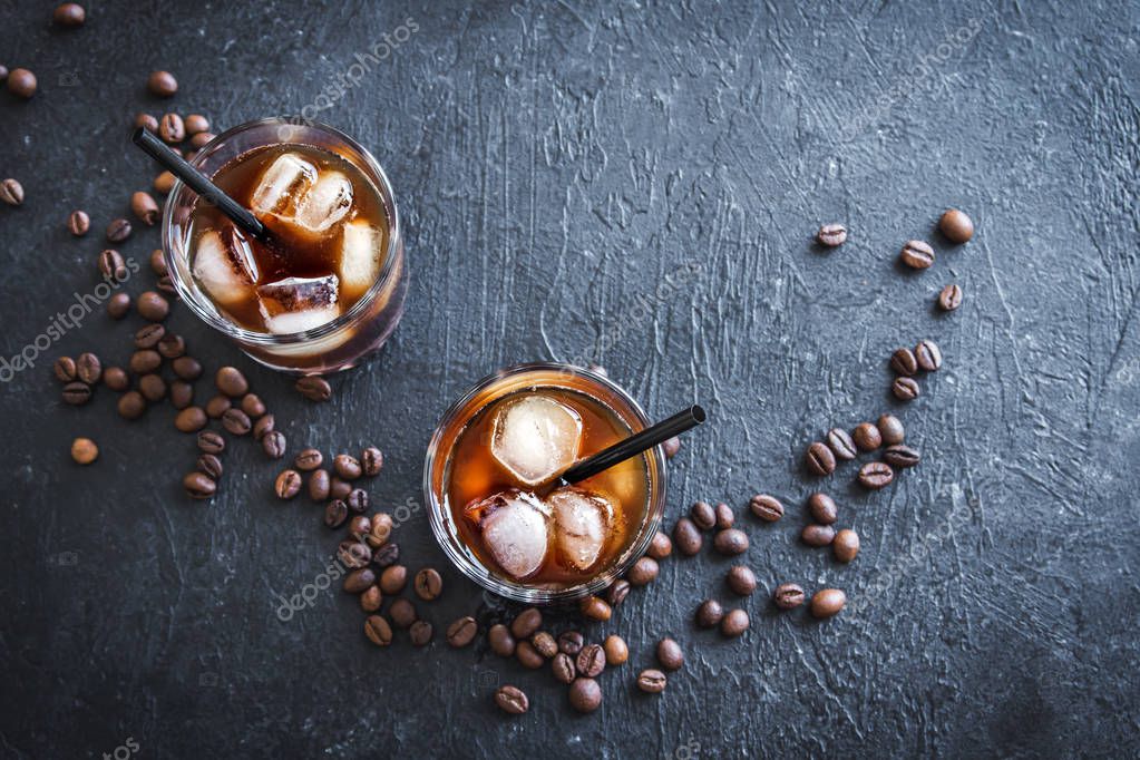 Cóctel ruso negro con vodka y licor de café. Bebida rusa negra ...