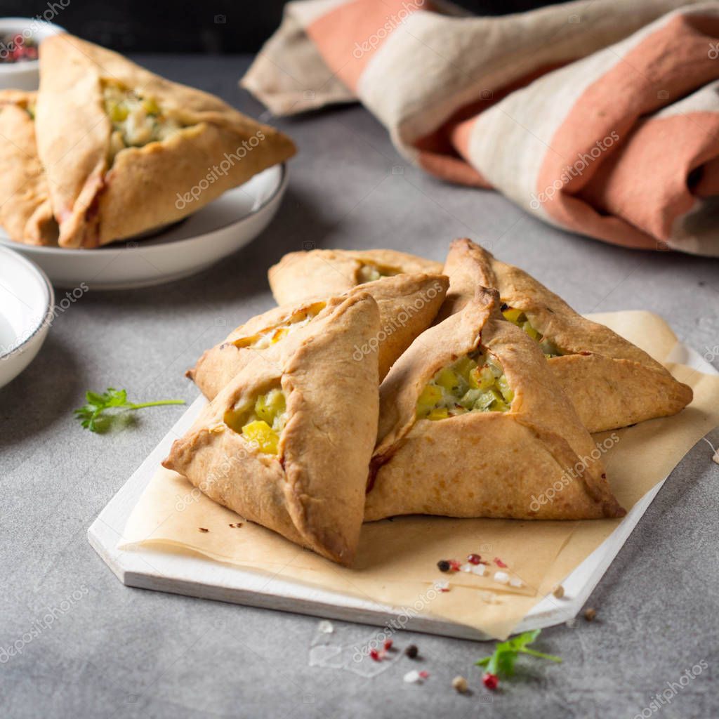 Tarta de tártaro triángulo echpochmak, kurnik ruso, deliciosa ...