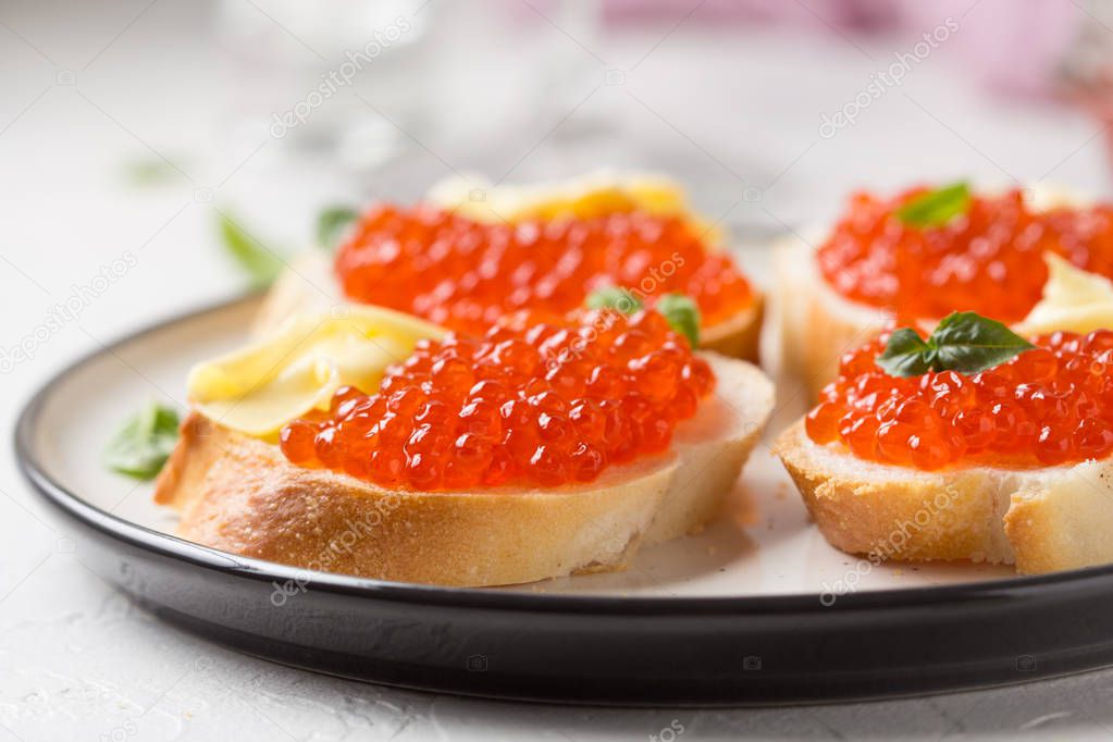 Caviar rojo en pan tostado con mantequilla, aperitivo para el vino, ch 2022