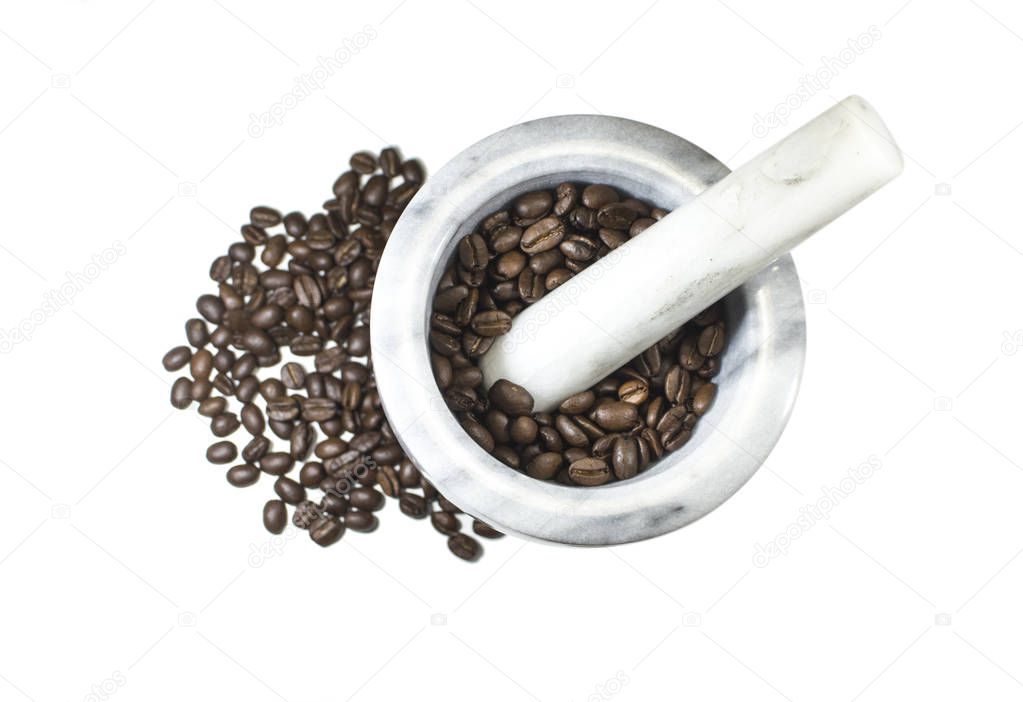 Mortero de mármol y mortero con granos de café tostados en el interior ...
