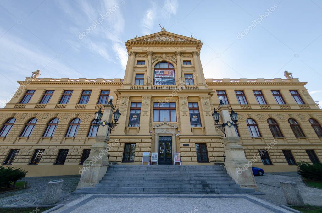 Praga, República Checa - 01 de mayo de 2019: La fachada del Museo de la ...