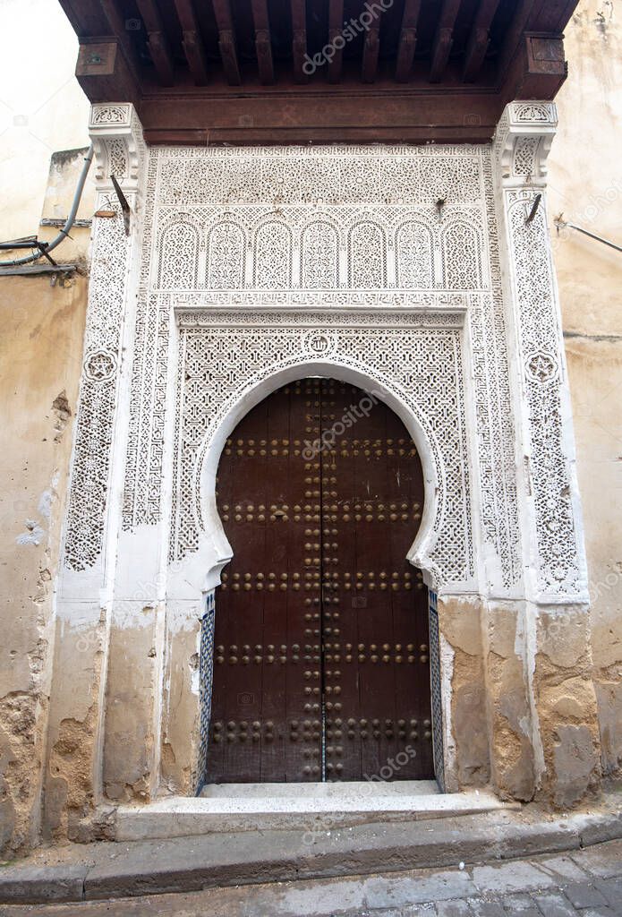 Diseño tradicional marroquí de una antigua puerta de entrada de madera ...