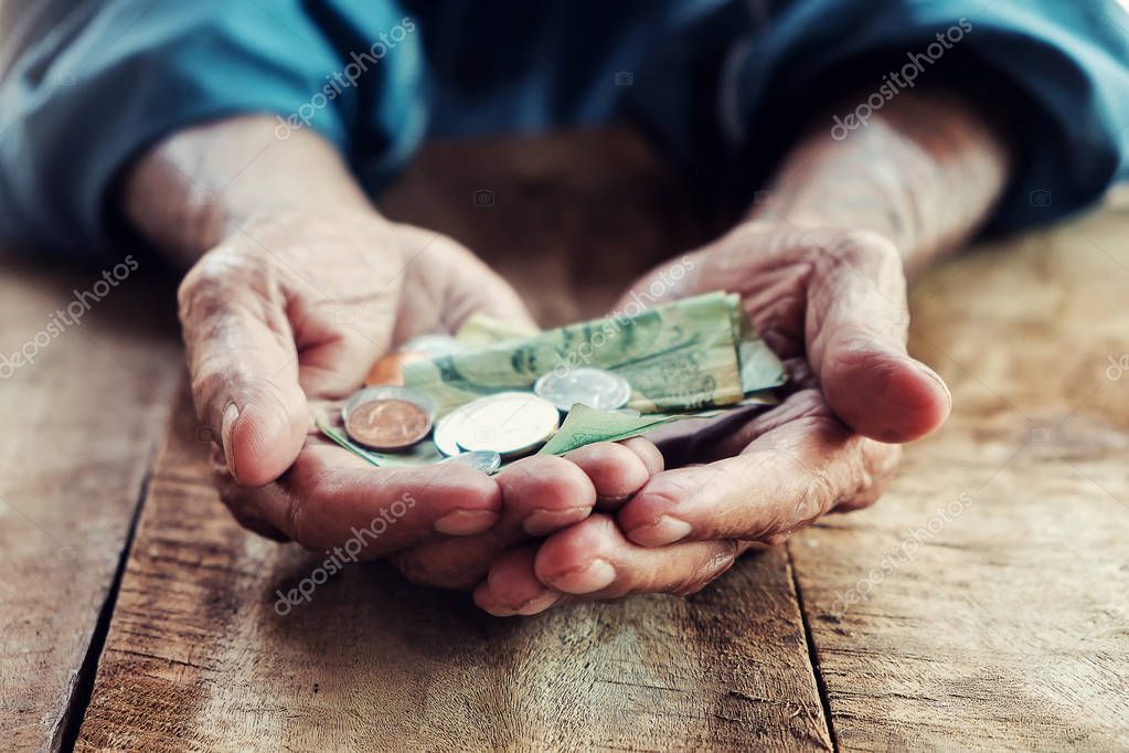 mano anciano mendigando por dinero a causa del hambre en la mesa de ...