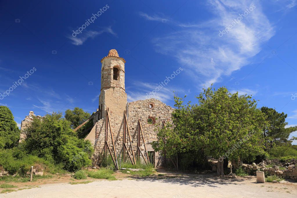 iglesia de piedra en ruinas en la cima de una montaña en España 2023