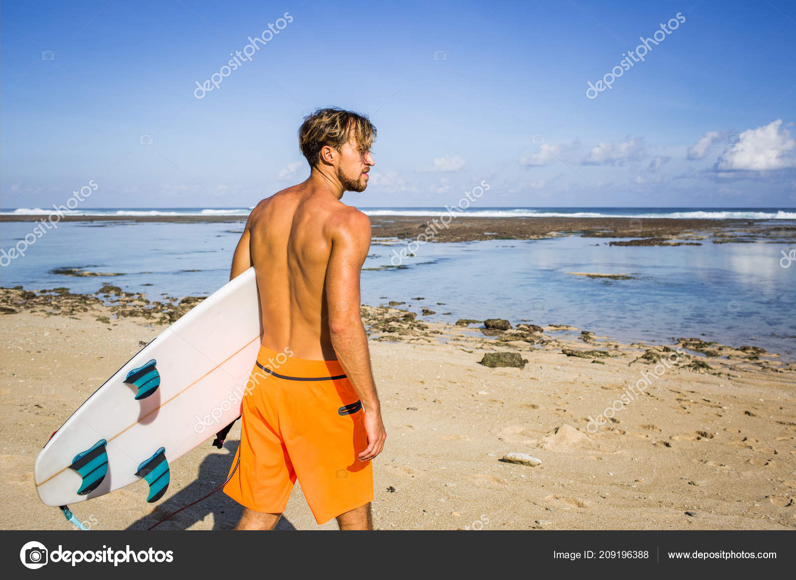 Vista Trasera Del Surfista Con Tabla Surf Pie Playa Arena: fotografía ...