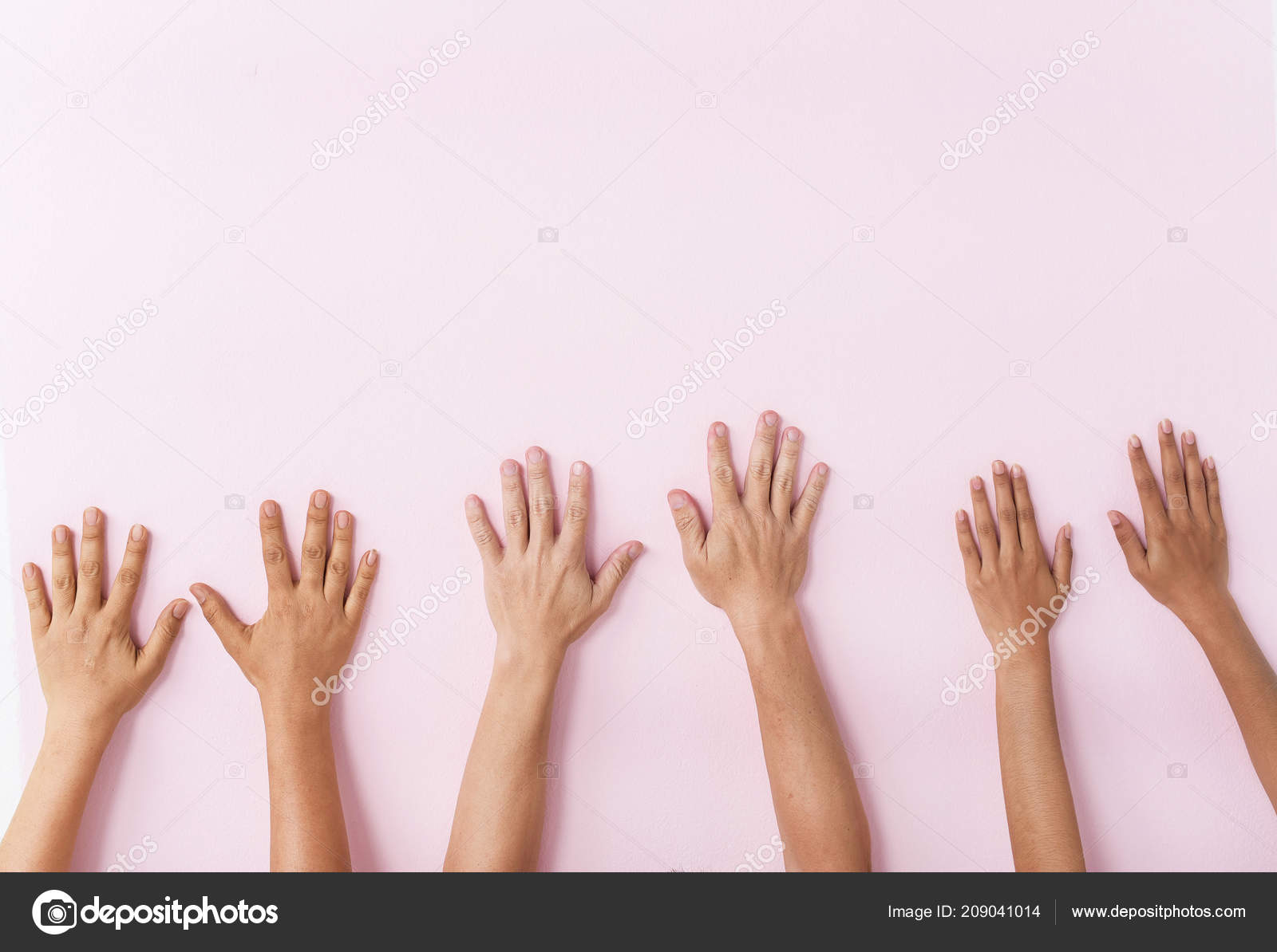 Lidské Ruce Dotýkají Pastelové Růžové Pozadí Ruce Znamení ...