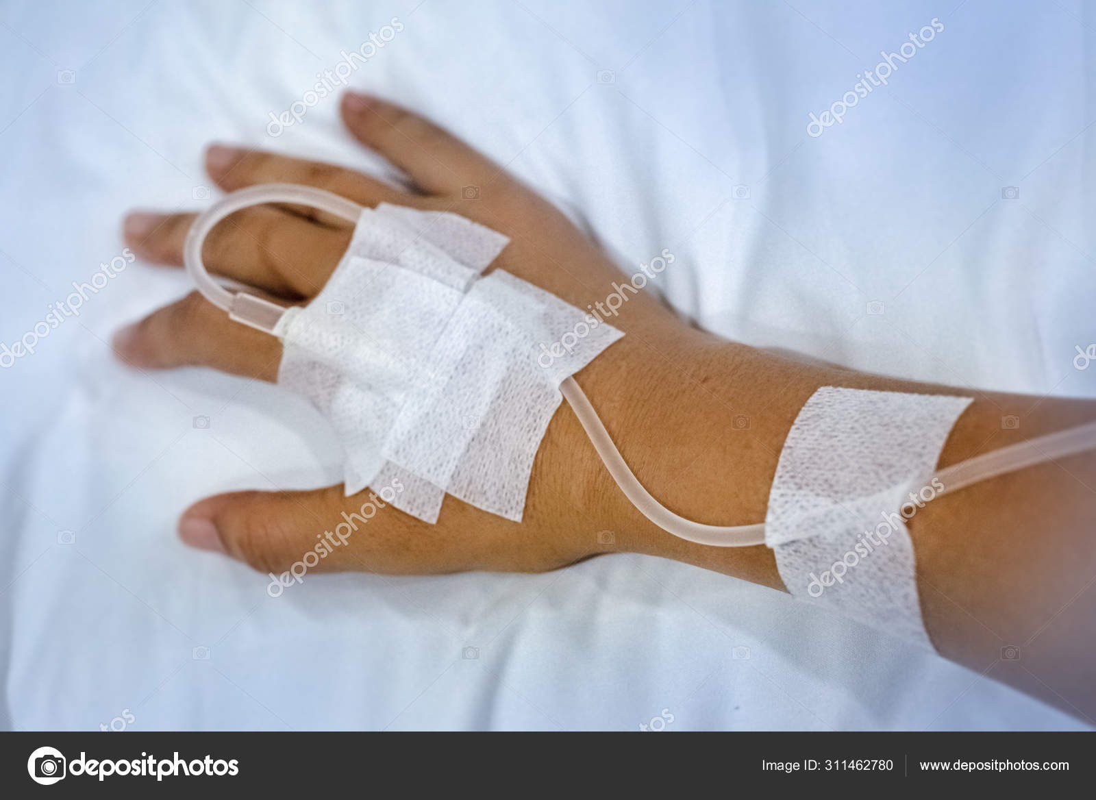 Mano Del Paciente Con Solución Intravenosa Para Tratamiento Luz Borrosa ...