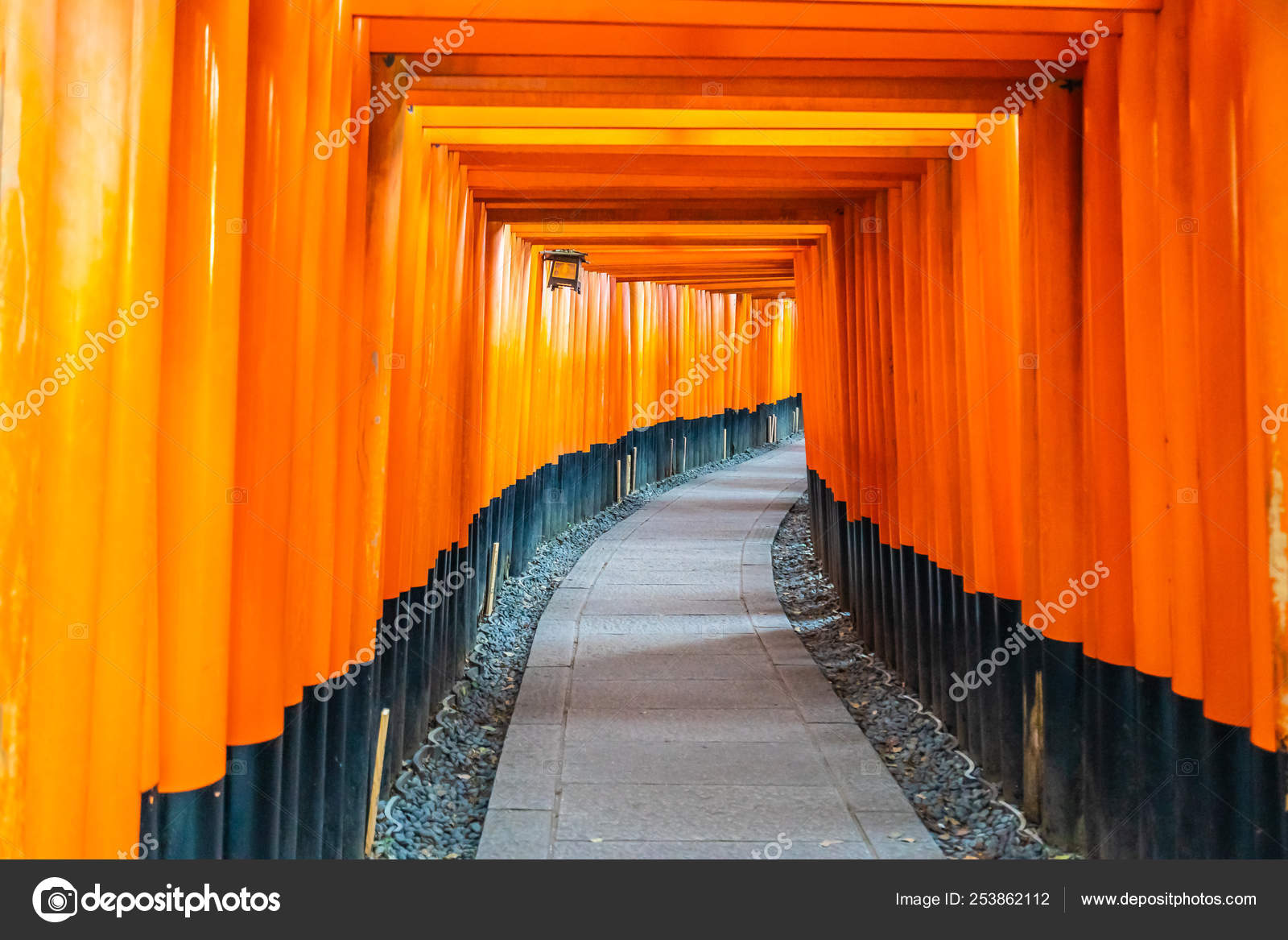 Hermoso templo inari fushimi santuario en Kyoto — Foto editorial de ...