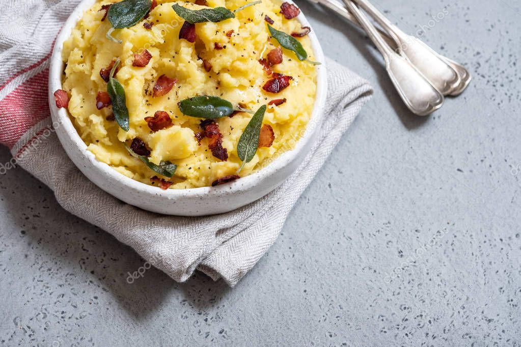 Puré de papas con tocino crujiente y salvia 2022