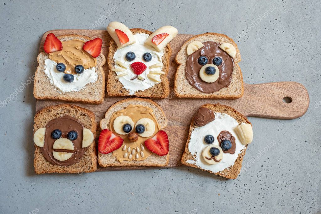 Caras de animales divertidos tostadas con diferenciales, plátano, fresa ...