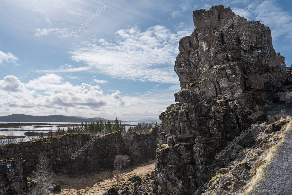 Un paisaje islandés épico, con rostros rocosos, bosques, lagos ...