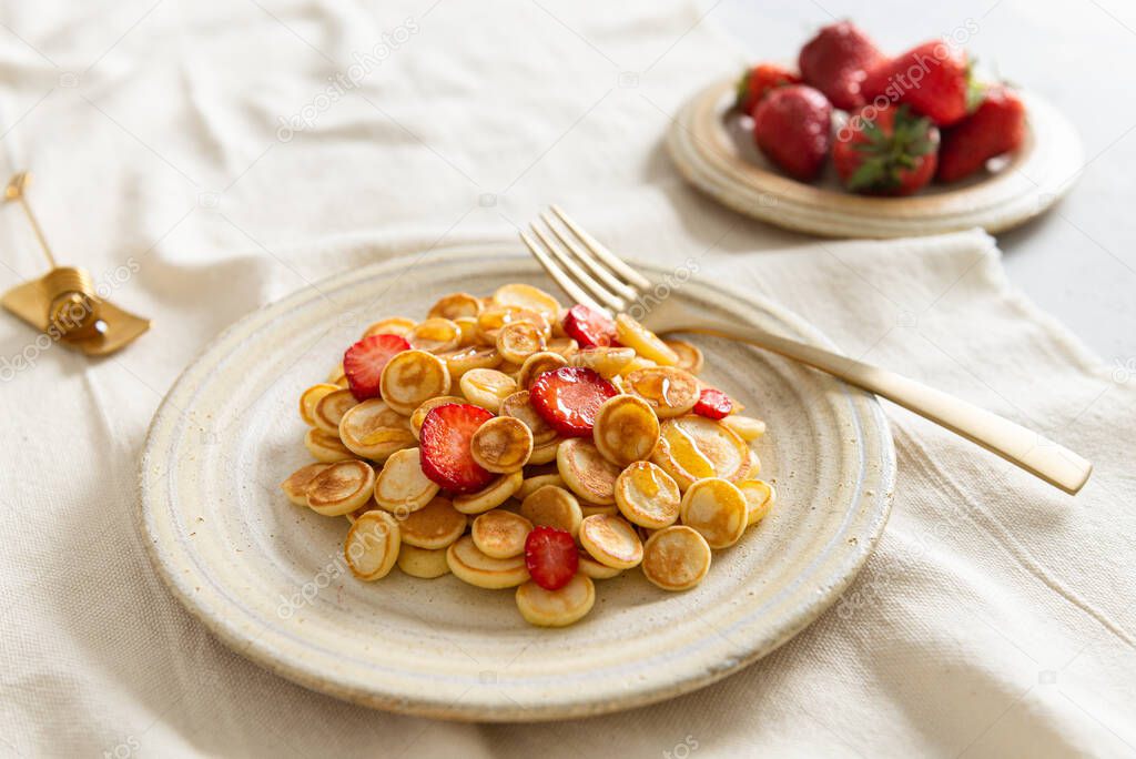 Mini panqueque de cereales con fresas para el desayuno en mesa ligera ...