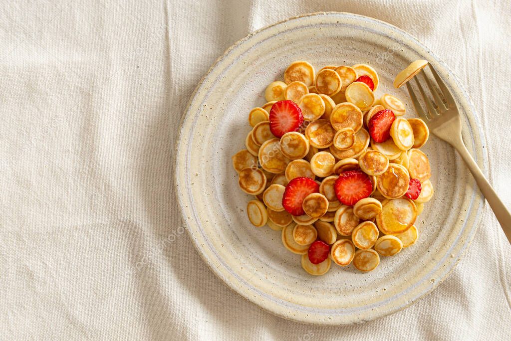 Mini panqueque de cereales con fresas en el plato para el desayuno ...