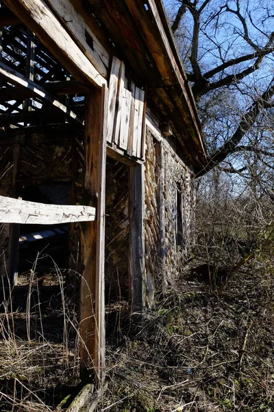 Abandoned barns fotos de stock, imágenes de Abandoned barns sin royalties | Depositphotos