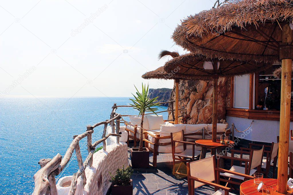 Una gaviota en la Cova d 'en Xoroi, un bar discoteca situado en una ...