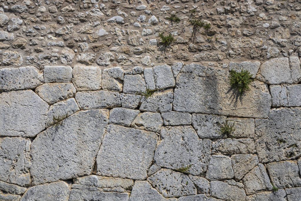 Las antiguas murallas megalíticas rodean la acrópolis de Amelia, en ...