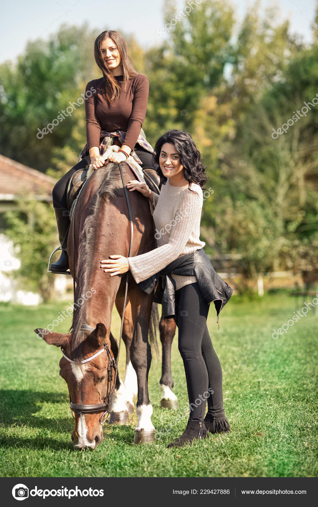 Dos Mujeres Rancho Mujeres Jóvenes Felices Pie Cerca Unos Otros — Foto ...