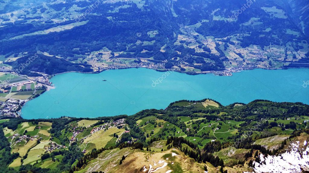 Lago Walensee, entre las cadenas montañosas de Churfirsten y Glarus ...