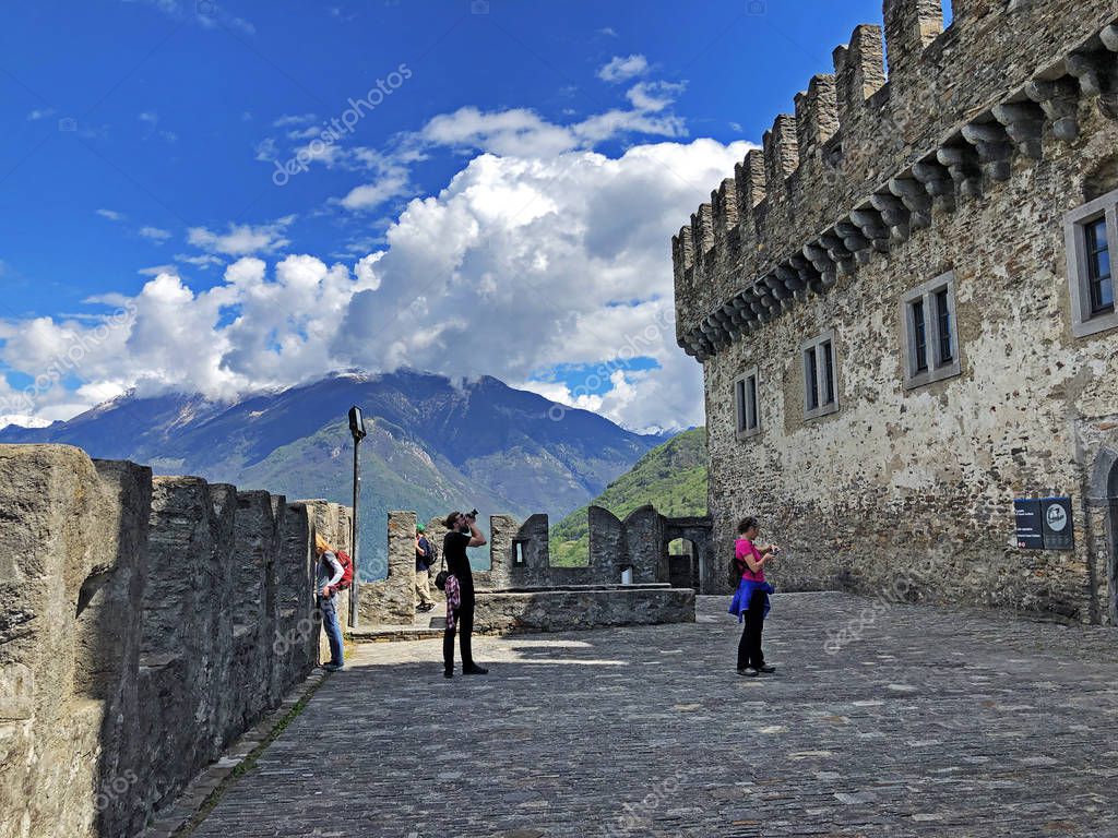 Castillo de Sasso Corbaro o Castello di Sasso Corbaro o Burg Sasso Corbaro (Los Castillos de ...