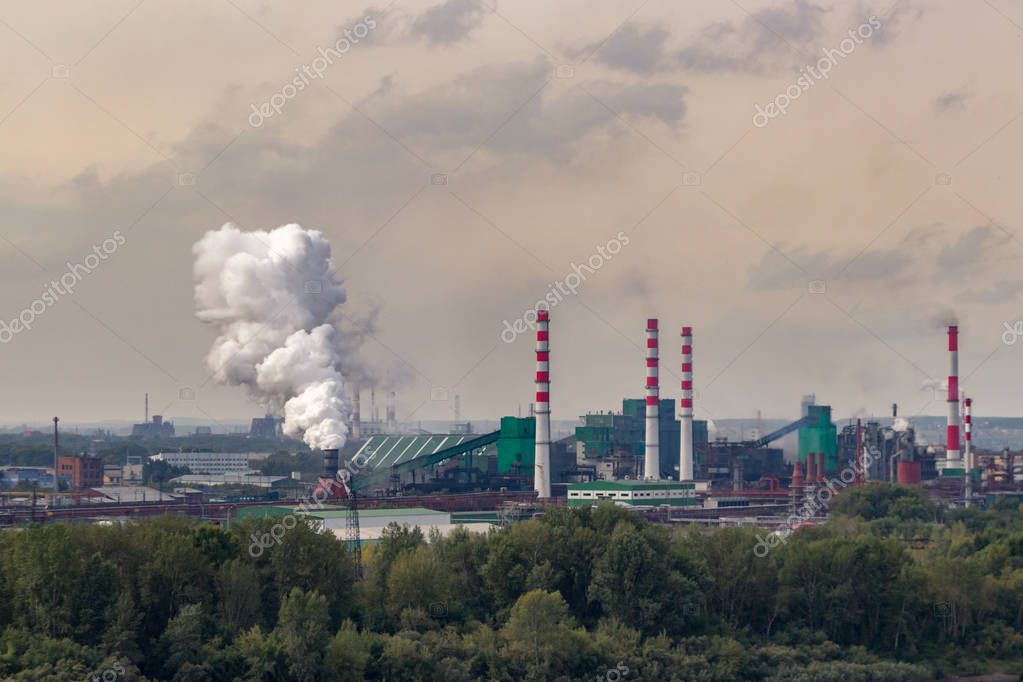La planta de procesamiento de carbón opera en la orilla del río. El humo de las tuberías ...