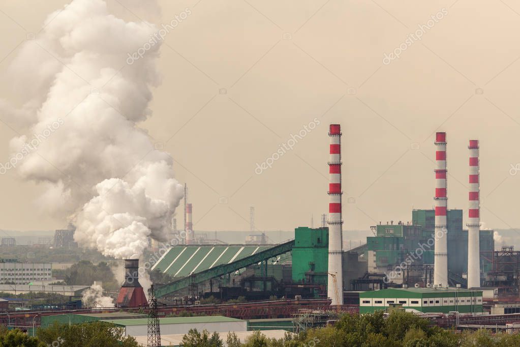 La planta de procesamiento de carbón opera en la orilla del río. El humo de las tuberías ...