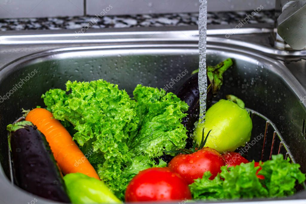 Lavar verduras para cocinar ensalada. Comida correcta y saludable ...