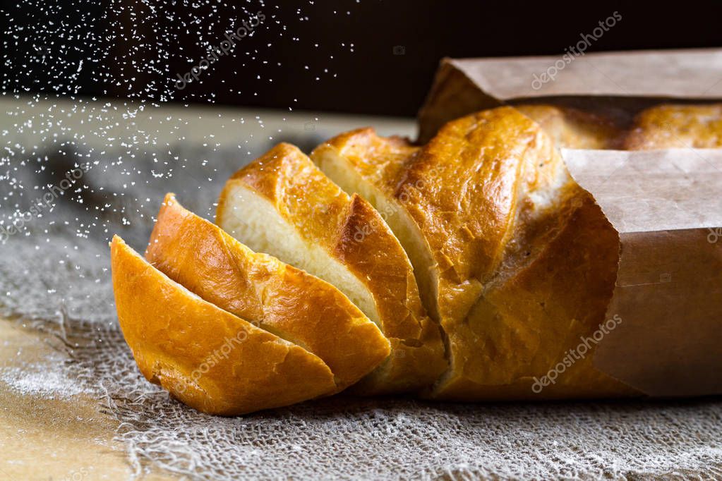Pan largo de la panadería sobre la mesa. Productos de panadería. Pan de ...