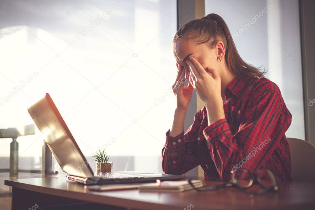 Fatiga ocular después de un largo trabajo en la computadora. Freelancer ...