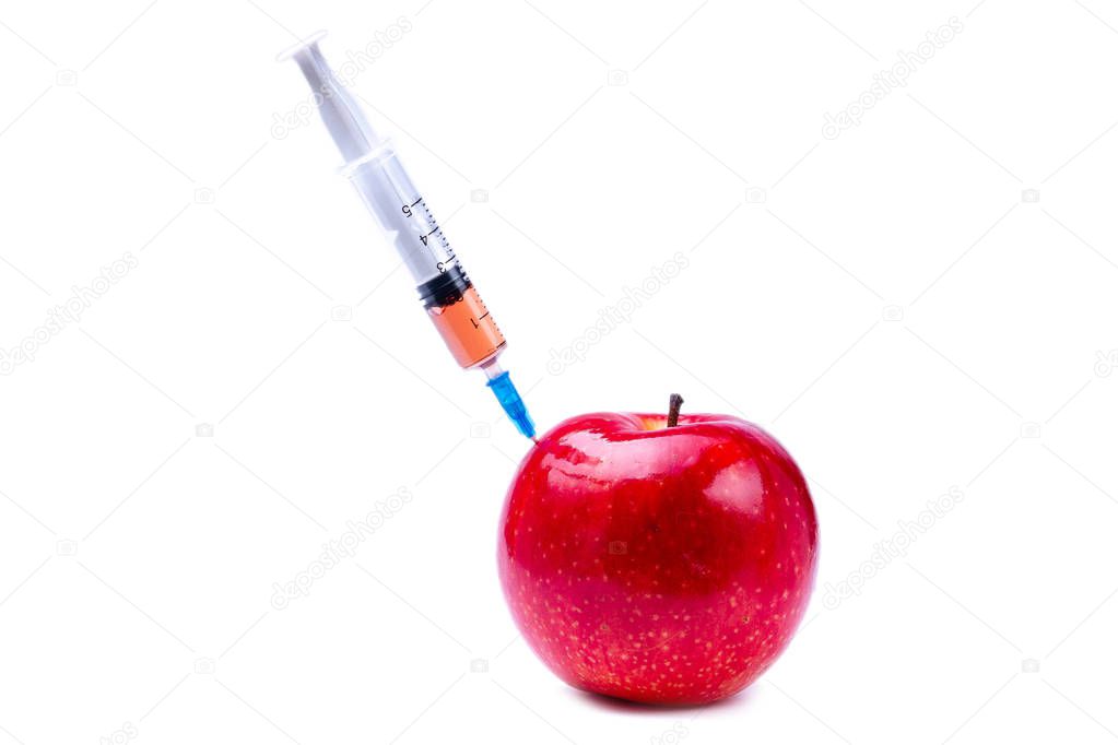 Los plaguicidas y nitratos se inyectan en una manzana roja con una ...