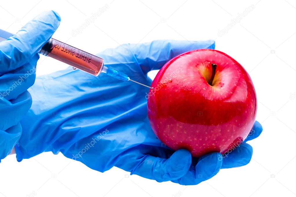 Los plaguicidas y nitratos se inyectan en una manzana roja con una ...