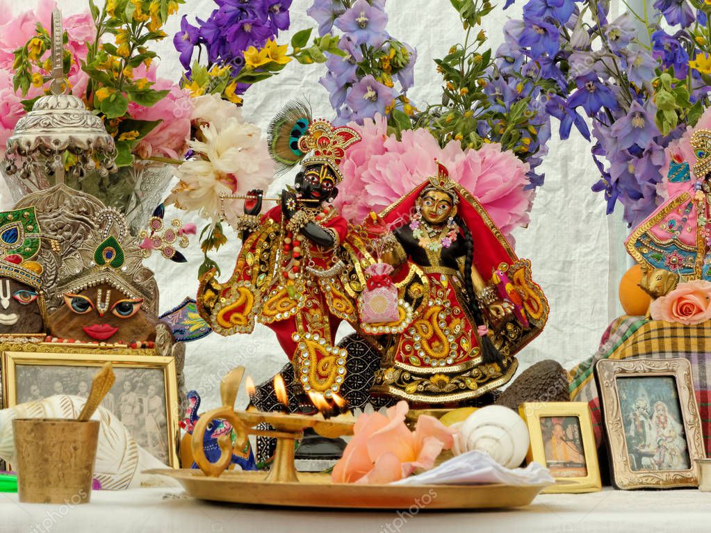 BUSHEY, 06 DE JUNIO, Radha y las deidades de Krishna en el altar de los ...
