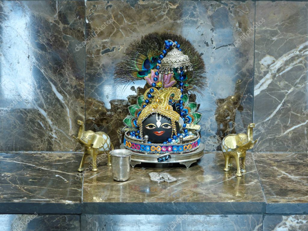 París, 27 de agosto: El altar mayor en el templo Hare Krishna llamado ...